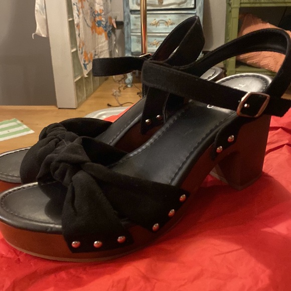 torrid | Shoes | Torrid 95w Sandals In Black With Studs Chunk Heel ...